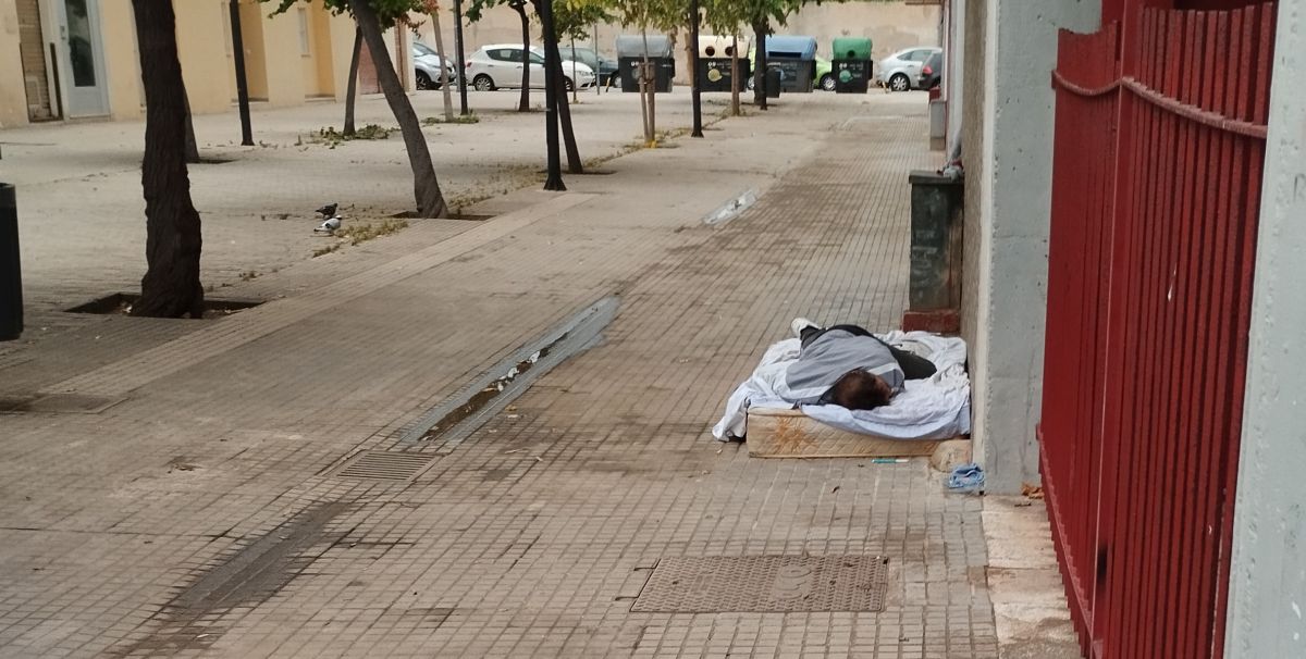 Denuncian que un vagabundo lleva meses generando problemas y suciedad ...