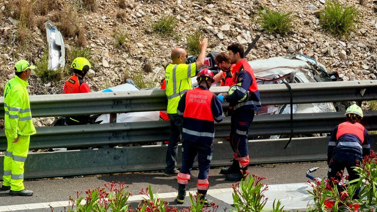 Encuentran a un hombre fallecido en un coche accidentado en la ...